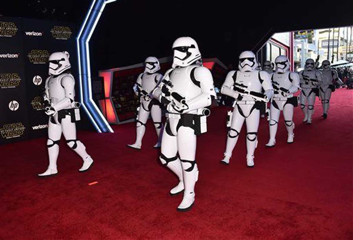 'Star Wars' premiere crowd cheers for familiar, new faces - Meridian ...