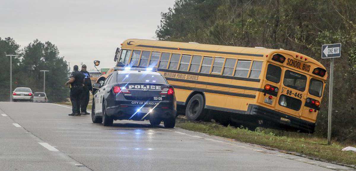 Meridian public school bus gets temporarily stuck on side of Highway 39 ...