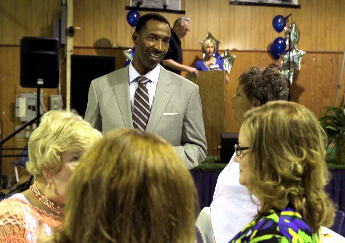 Former NBA star Derrick McKey helps Meridian youth | Meridian Star